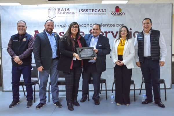 RECONOCE ISSSTECALI A PERSONAL POR AÑOS DE SERVICIO - Tecate Informativo